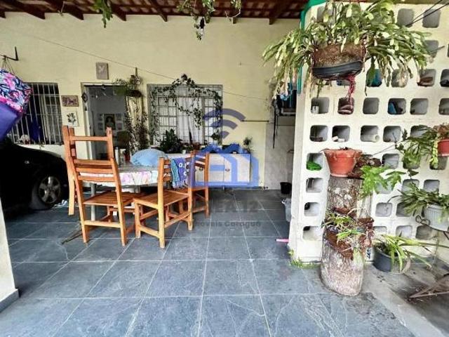 Casa à venda com um dormitório, sala, cozinha, banheiro, lavanderia e quintal espaçoso no bairro do