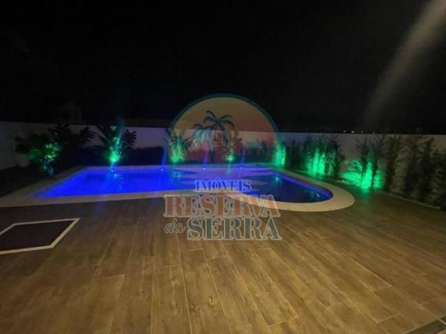 Casa a venda com uma sala de tv no condomínio Reserva da Serra