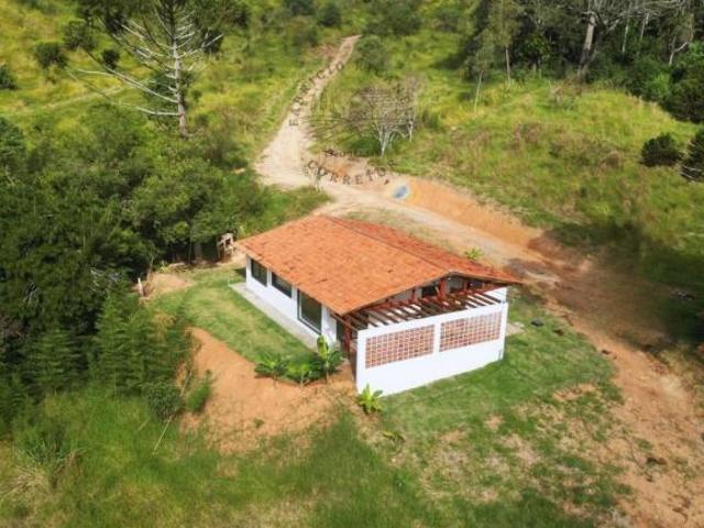 Casa à venda com vista panorâmica para a Serra da Mantiqueira em Piracaia SP