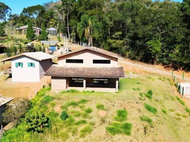 Casa à venda com vista para as montanhas no condomínio Recanto dos Pássaros em Piracaia SP