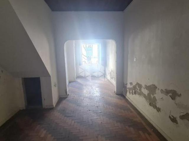 Casa à venda com 04 dormitórios e vaga de garagem no bairro Floresta em Porto Alegre/RS