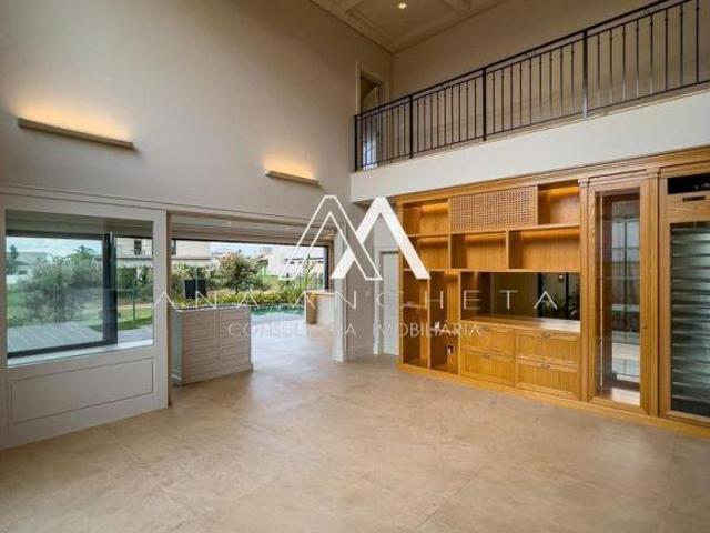 Casa à venda com 04 quartos, 490m²