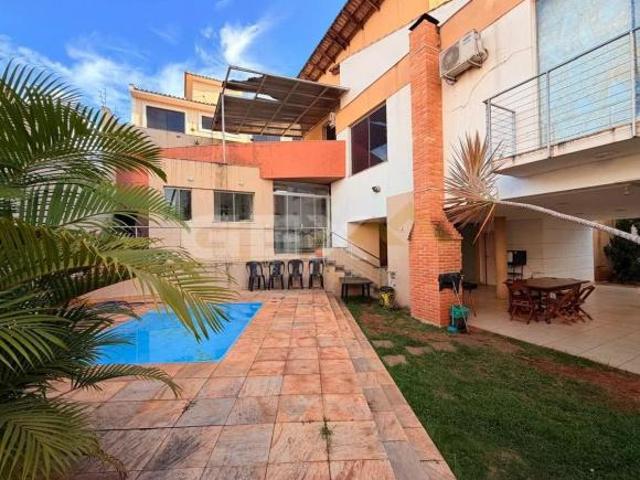Casa á Venda com 04 Quartos no Bairro Santa Clara em Divinópolis MG