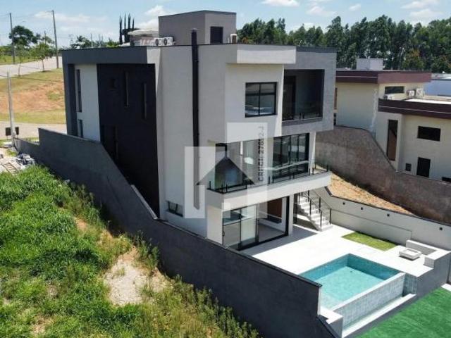 Casa à venda com 04 suites 01 suite Master, piscina c/ borda infinita e área gourmet, 306m² Cond