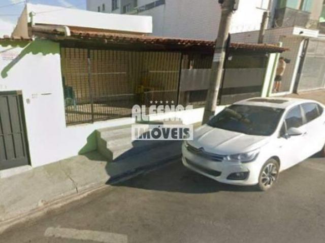Casa a venda com 04 vagas de garagem e 03 quartos