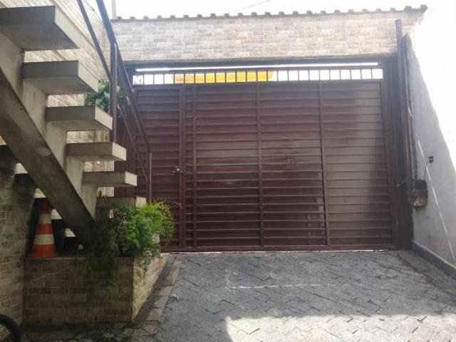 CASA A VENDA COM 03 CASAS NO TERRENO, SENDO UMA DELAS COM 03 DORMITÓRIOS