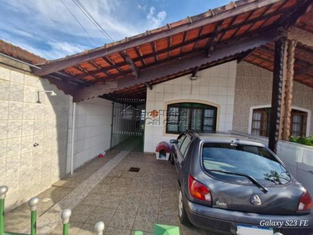 Casa á venda com 03 dormitórios, á 300 metros da praia no Solemar!