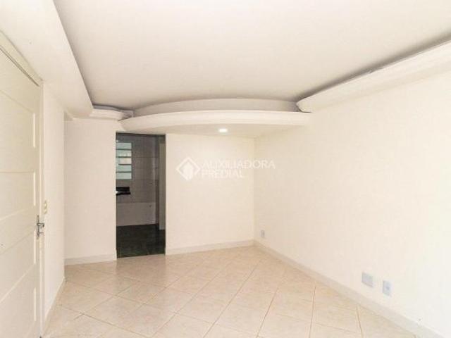 Casa à venda com 03 dormitórios e 01 vaga de garagem no bairro Humaitá, em Porto Alegre / RS