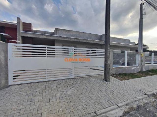 Casa á Venda com 03 Dormitórios e Piscina Matinhos