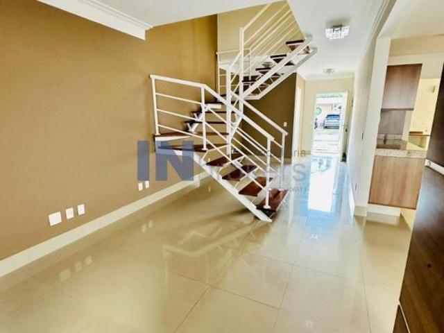 CASA A VENDA COM 03 DORMITÓRIOS 1 SUÍTE, CLOSET, ÁREA GOURMET, AR CONDICIONADO, 3 VAGAS, NO CONDO