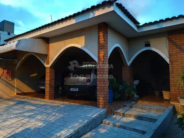 Casa à Venda com 03 dormitórios, 209,53m² de Construção no bairro Cidade Nova