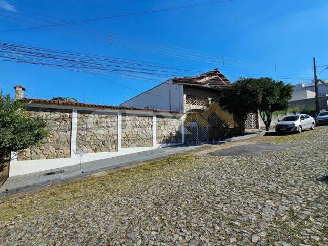 Casa à Venda com 03 Quartos no Bairro Manoel Valinhas em Divinópolis MG