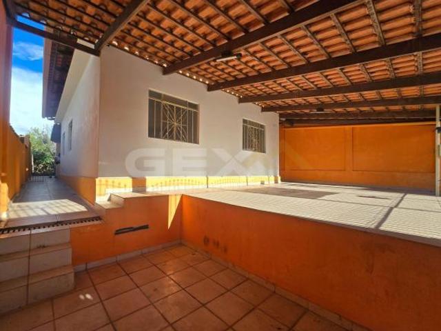 Casa à Venda com 03 Quartos no Bairro São Roque em Divinópolis MG