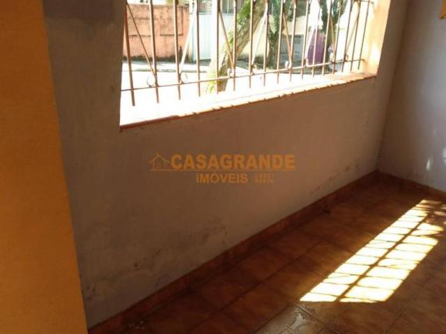 Casa a venda com 03 quartos no Santana SJC
