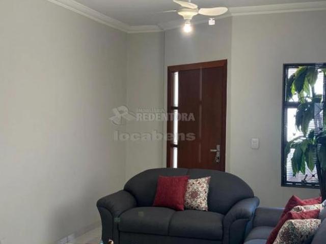 Casa a venda com 03 quartos sendo 01 suíte, varanda ampla e energia fotovoltaica