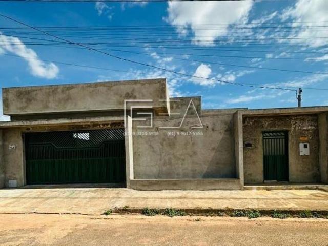 CASA À VENDA COM 03 SUÍTES SENDO 01 MASTER
