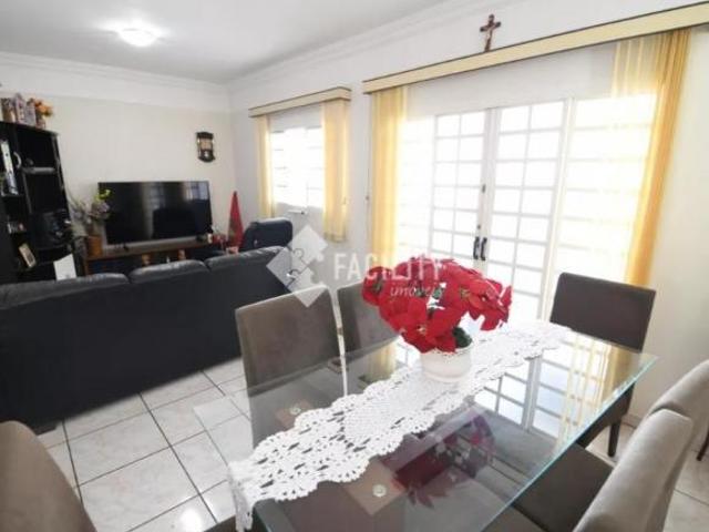 Casa à venda com 161m², 2 quartos e 3 vagas