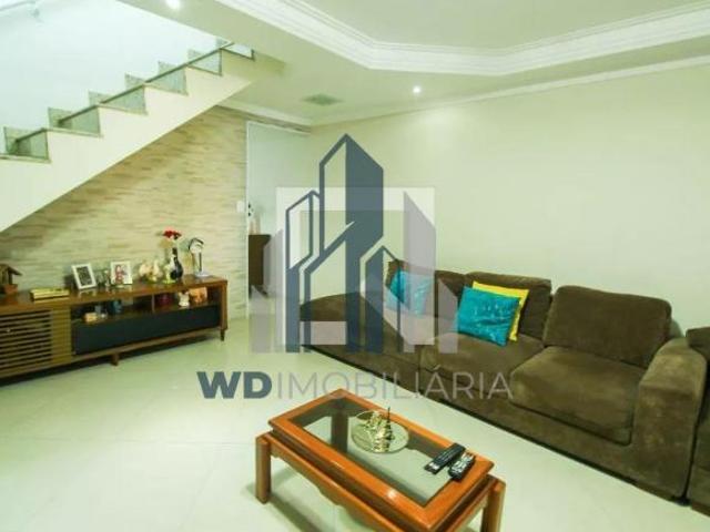 CASA À VENDA COM 170m² – PRÓXIMA AO METRÔ!