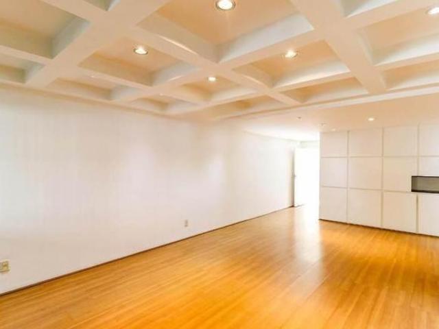 Casa à venda com 176m², 3 quartos e 2 vagas.