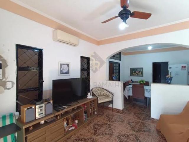 Casa a venda com 187,20m² de área construída e 04 quartos, sendo 01 suíte, no bairro Jardim Heitor R