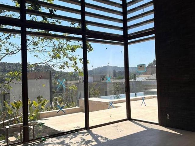 CASA A VENDA COM 1000M² PRONTA