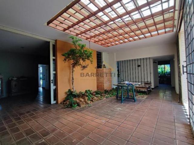 Casa à venda com 1.212 m², contendo quatro quartos, três salas, quatro banheiros
