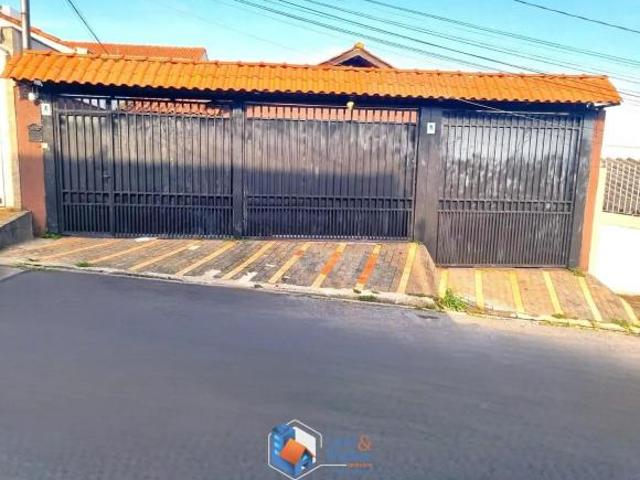 CASA À VENDA, COM 240 M², 3 DORMS 1 SUÍTE COM HIDRO, COZINHA COM MÓVEIS PLANEJADOS, ÁREA DE LAZER