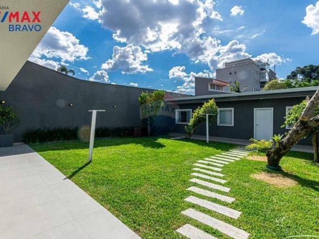 Casa à venda, com 240m2 de área construída e 480m2, totalmente reformada, no Bairro Fanny