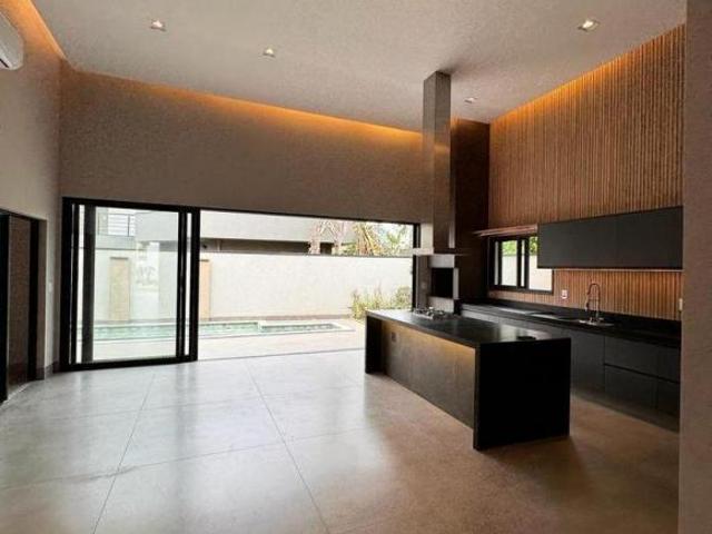 Casa à venda, com 256m², 03 suítes no cond. Golfe Residencial
