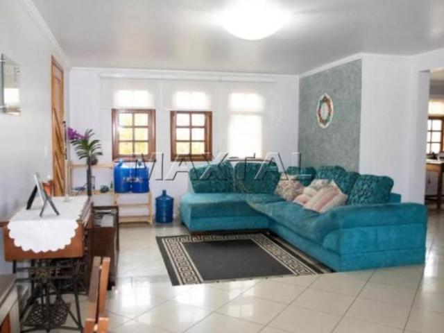 Casa à venda com 270m², 4 Quartos sendo 1 suíte, 4 banheiros e 3 vagas de gararem