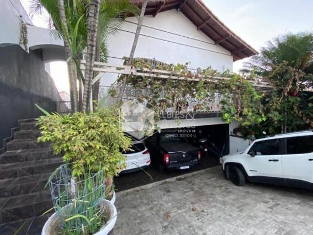 CASA À VENDA, COM 270M² COM 3 DORMS SENDO 2 SUÍTES, EDÍCULA E CHURRASQUEIRA, VAGA PARA ATÉ 5 CARROS