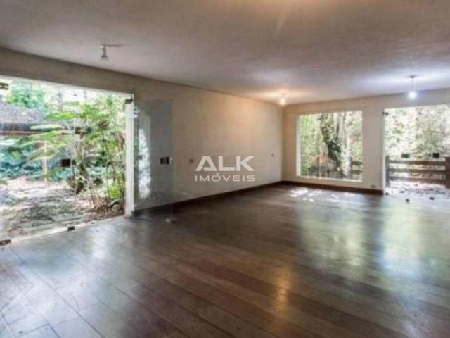 Casa à venda com 2000m² de terreno com muito verde, 5 suites, Jardim dos Estados