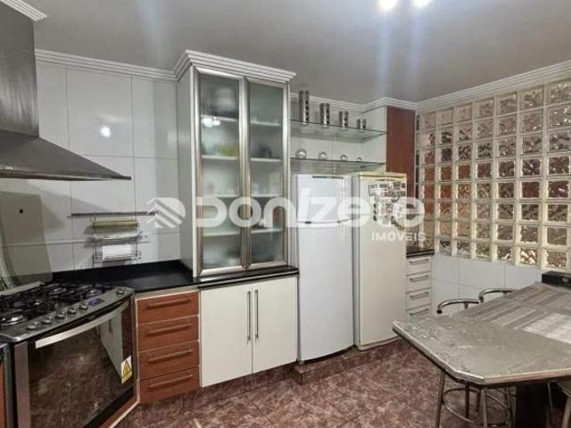 Casa à venda com 220m², 3 quartos e 2 vagas em Santo André