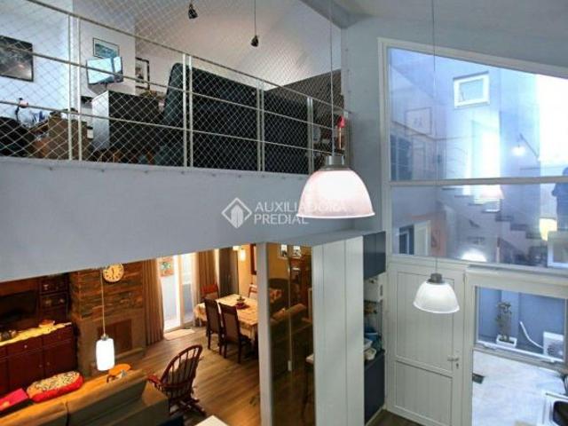Casa à venda com 233m2, 03 quartos sendo 02 suítes, Bairro: Santana em Porto Alegre/RS
