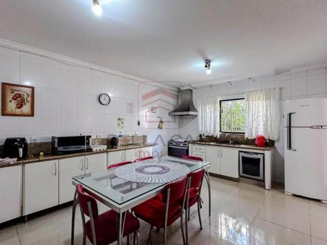 Casa à venda com 238m², 6 quartos e 4 vagas