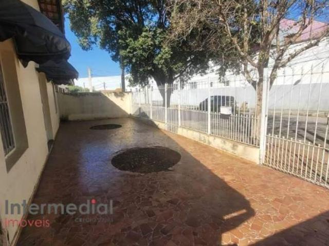 Casa à venda com 2 dormitórios com quintal amplo, churrasqueira localizado no Centro de Boituva/SP