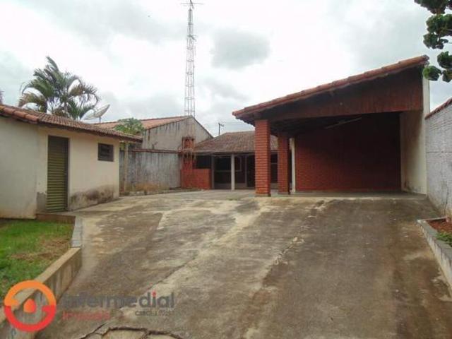 Casa à venda com 2 dormitórios com quintal amplo localizado no Bairro Cidade Jardim