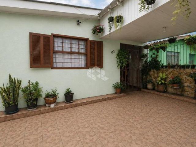 Casa à venda com 2 dormitórios e 1 vaga de garagem, no bairro Farrapos, em Porto Alegre