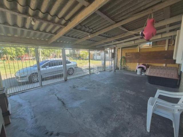 Casa à venda com 2 dormitórios e 2 vagas de garagem, no bairro Farrapos, em Porto Alegre