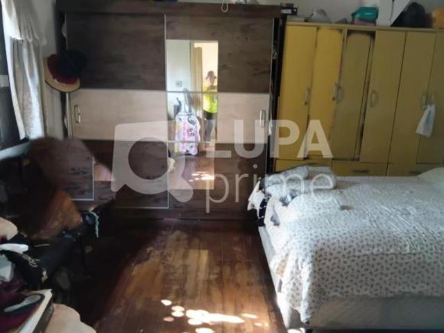 CASA Á VENDA COM 3 DORMITÓRIOS E 5 VAGAS