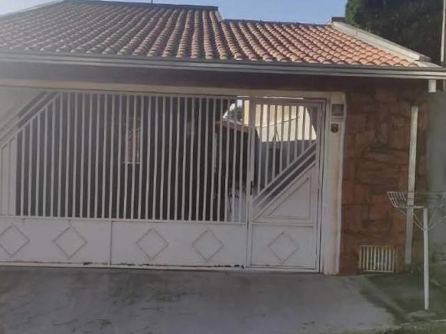Casa a venda com 2 dormitórios e com ótima localização em Iperó