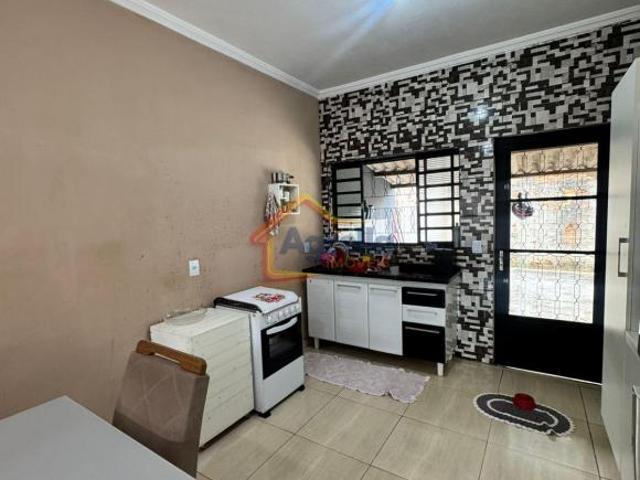 CASA À VENDA COM 2 DORMITÓRIOS, SALA E COZINHA INTEGRADAS, 3 VAGAS DE GARAGEM, ACEITA FINANCIAMENTO