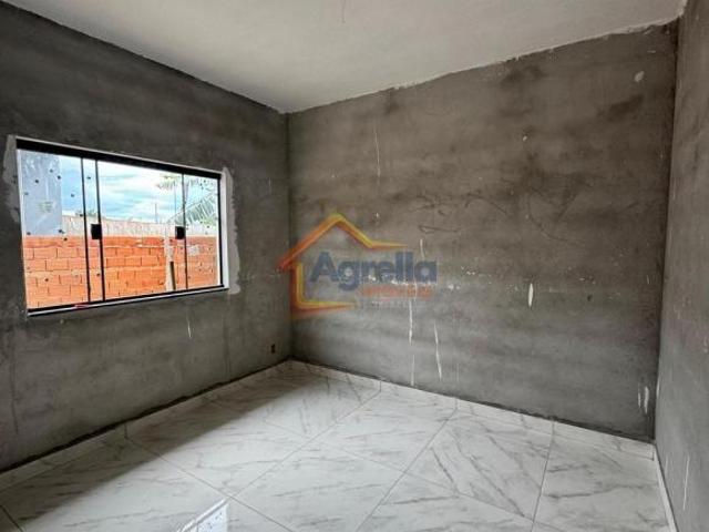 CASA À VENDA COM 2 DORMITÓRIOS, SALA E COZINHA INTEGRADAS, QUINTAL, 2 VAGAS, ACEITA FINANCIAMENTO