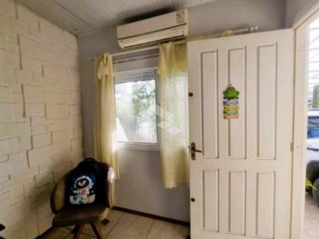 Casa a venda com 2 dormitórios, pátio e garagem coberta no bairro Hípica