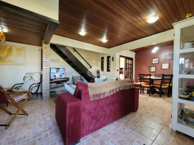 Casa à venda com 2 dormitórios, piscina, semi mobiliada em Balneário Marambaia, Arroio do Sal, RS