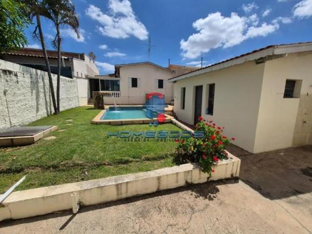 Casa à venda com 2 dormitórios, quintal grande com piscina e edícula no bairro no Jardim do Lago Cam