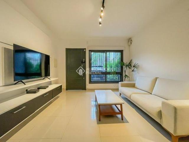 Casa à venda com 2 suítes, bairro Guarujá, Zona Sul de Porto Alegre
