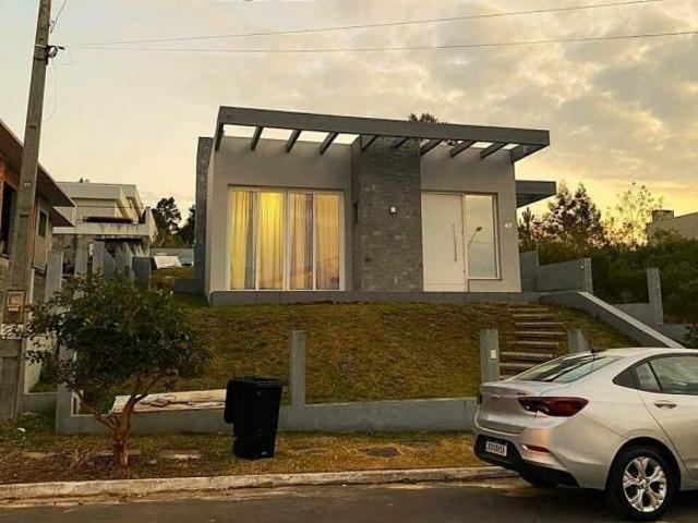 CASA À VENDA COM 2 SUÍTES E PÁTIO PRIVATIVO