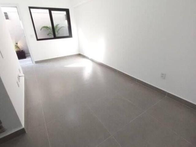 Casa à venda com 2 suítes em condomínio fechado na Aclimação