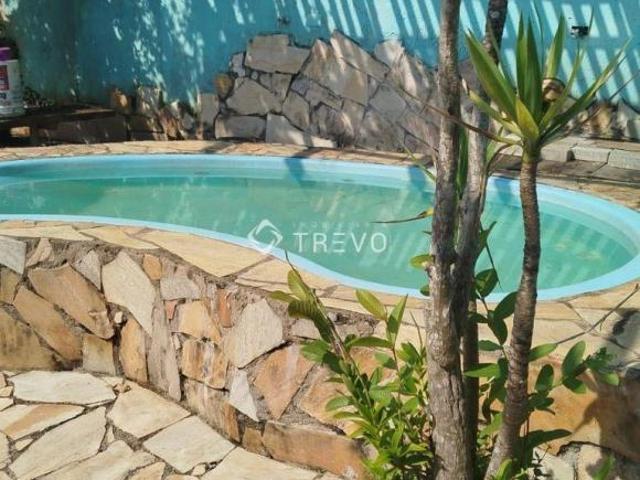 Casa à Venda com 2 quartos, 3 banheiros, 5 vagas e 240m² por R$ 700.000
